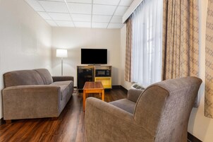 Suíte estúdio, 1 cama King, para não fumantes (First Floor) | Escrivaninha, quartos à prova de som, ferros/tábuas de passar roupa
