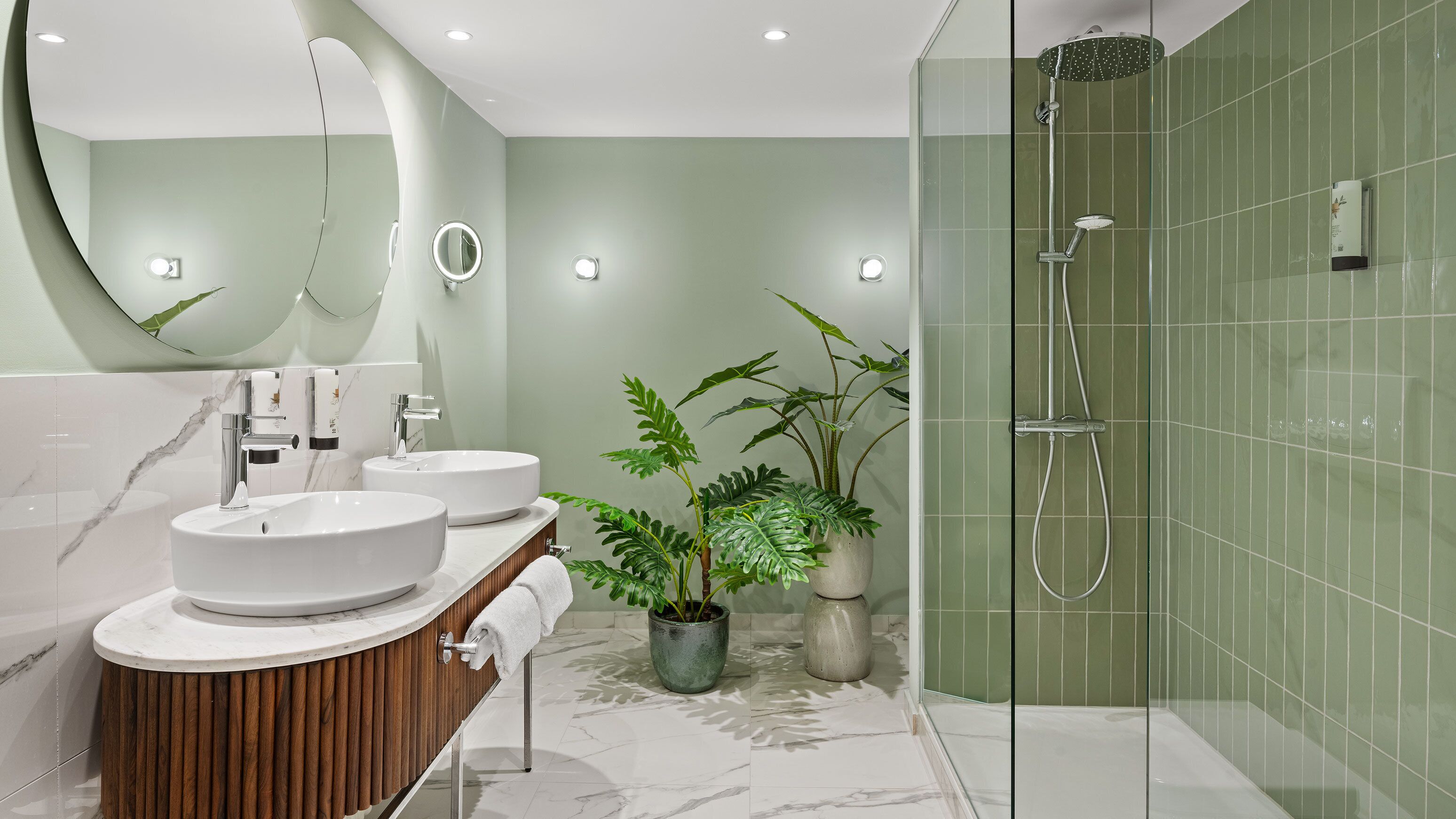 Suite Familiar | Roupa hipoalergénica, cofre no quarto, secretária 