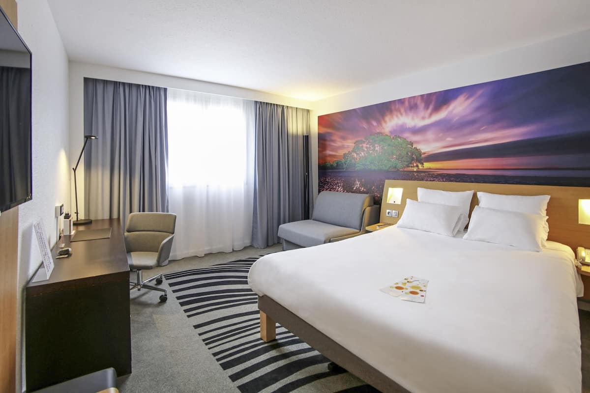 Quarto clássico, várias camas (1 Double bed and 1 Single bed) | Cofres nos quartos, escrivaninha, espaço de trabalho para notebook
