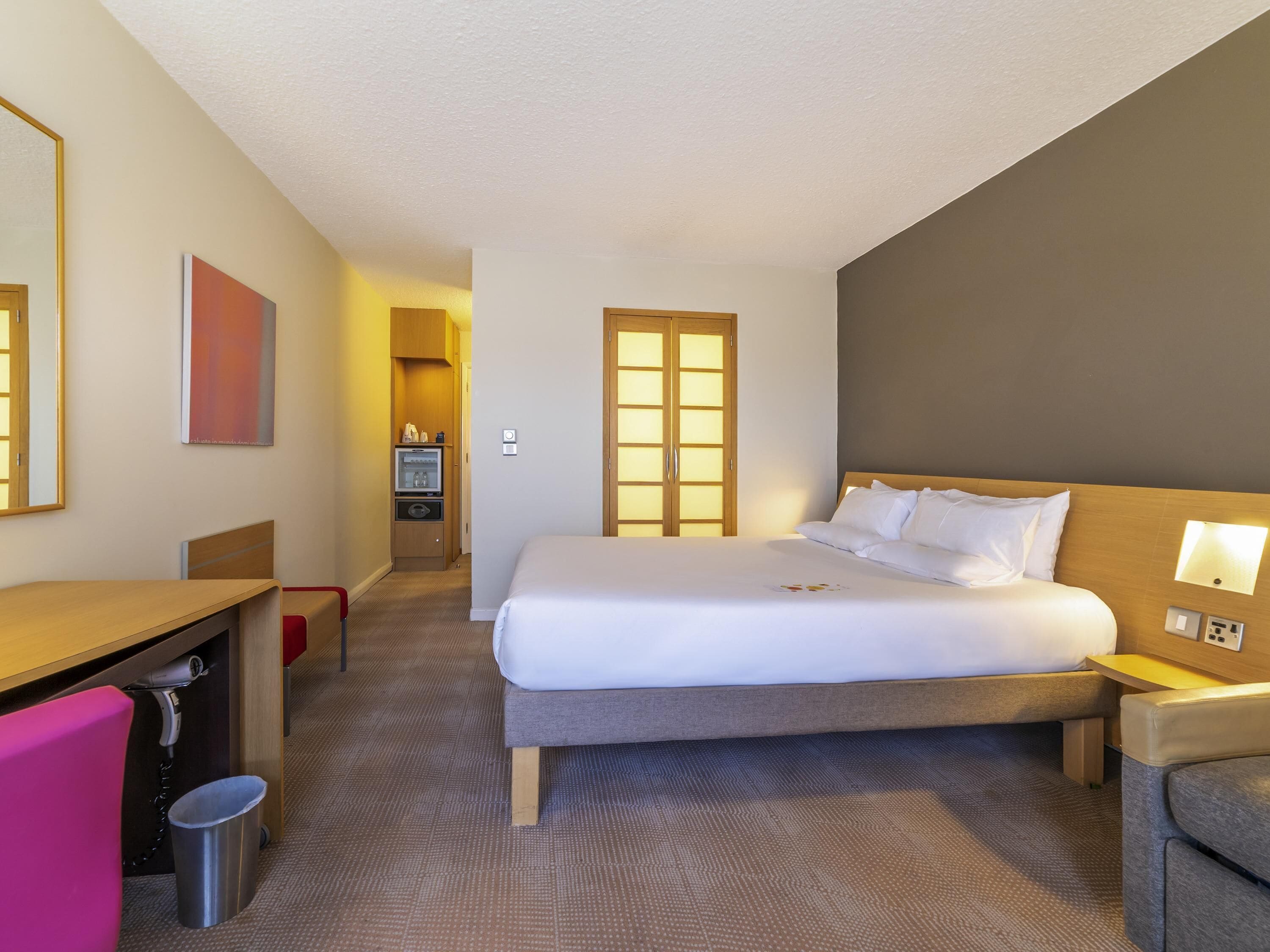 Quarto superior, 1 cama Queen e sofá-cama | Frigobar, cofres nos quartos, escrivaninha