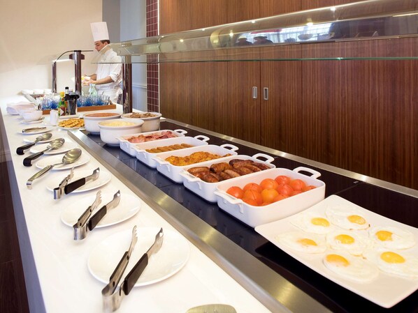 Pequenos-almoços, almoços, jantares servidos, cozinha internacional 