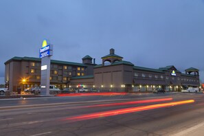 Um hotel Days Inn com uma grande placa, vários edifícios e um estacionamento.