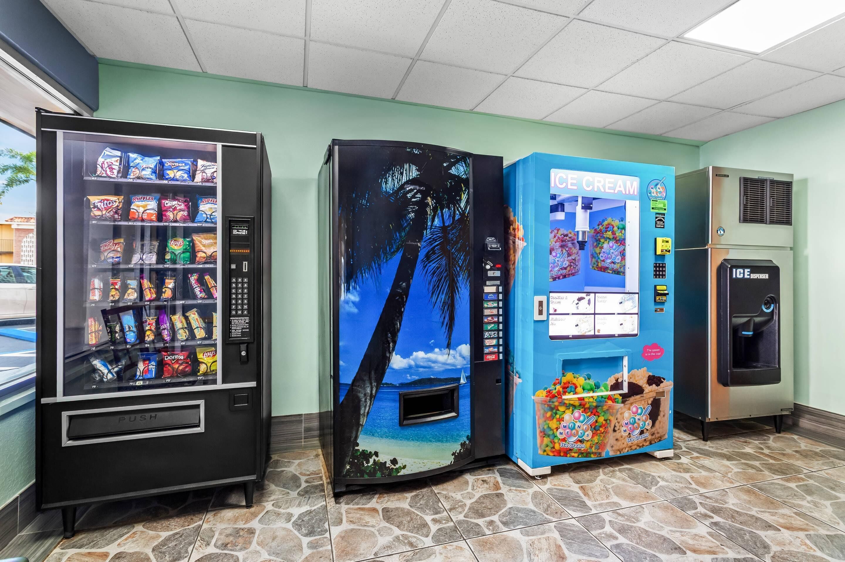 Máquina de vendas com lanches e uma cena de praia tropical, máquina de vendas com sorvete e máquina de vendas com uma cena de praia tropical.