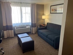 Suite, 1 cama king-size e sofá-cama, não fumadores | Cofre no quarto, secretária, cortinas/cortinados opacos 