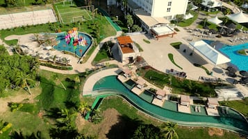 Piscina externa, guarda-sóis, espreguiçadeiras