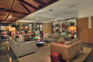 Área de estar no saguão