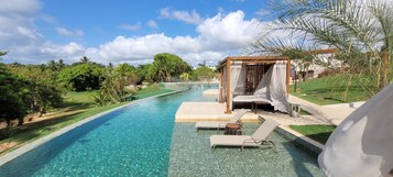 Piscina externa, guarda-sóis, espreguiçadeiras