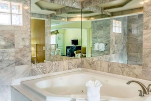 Suite Júnior, 1 cama king-size, não fumadores, banheira de hidromassagem | Secretária, ferro/tábua de engomar, Wi-fi grátis