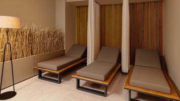 Um espaço de spa com três poltronas confortáveis, um abajur e uma parede com ripas de madeira verticais.
