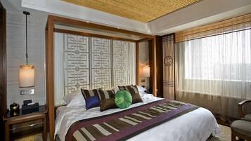Roupas de cama premium, frigobar, cofres nos quartos, escrivaninha