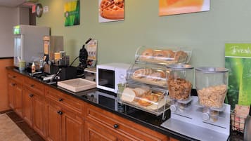 Café da manhã com buffet grátis todos os dias