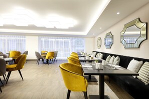 Café da manhã com buffet diário (EUR 22 por pessoa) 