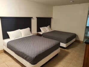 Quarto casal básico | Escrivaninha, espaço de trabalho para notebook, Wi-Fi de cortesia