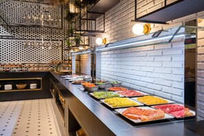 Pequeno-almoço tipo buffet diário (25 EUR por pessoa) 