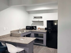 Geladeira, micro-ondas, cafeteira/chaleira