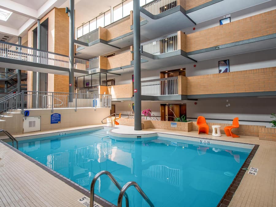 Piscina interna, funciona das 9h às 21h, espreguiçadeiras