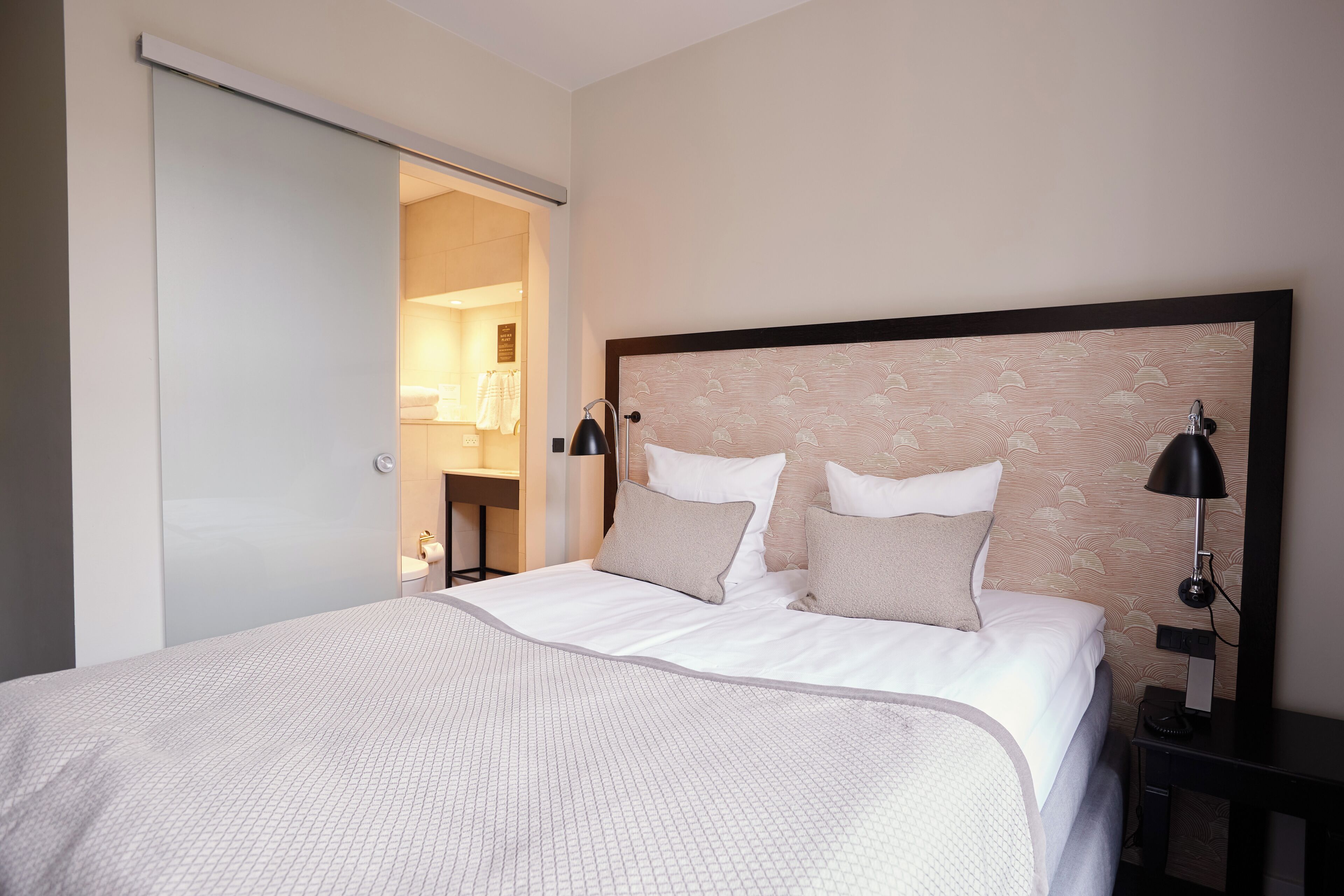 Single Deluxe | Roupa hipoalergénica, minibar, cofre no quarto 