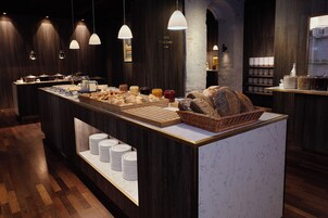 Pequeno-almoço tipo buffet diário mediante uma taxa