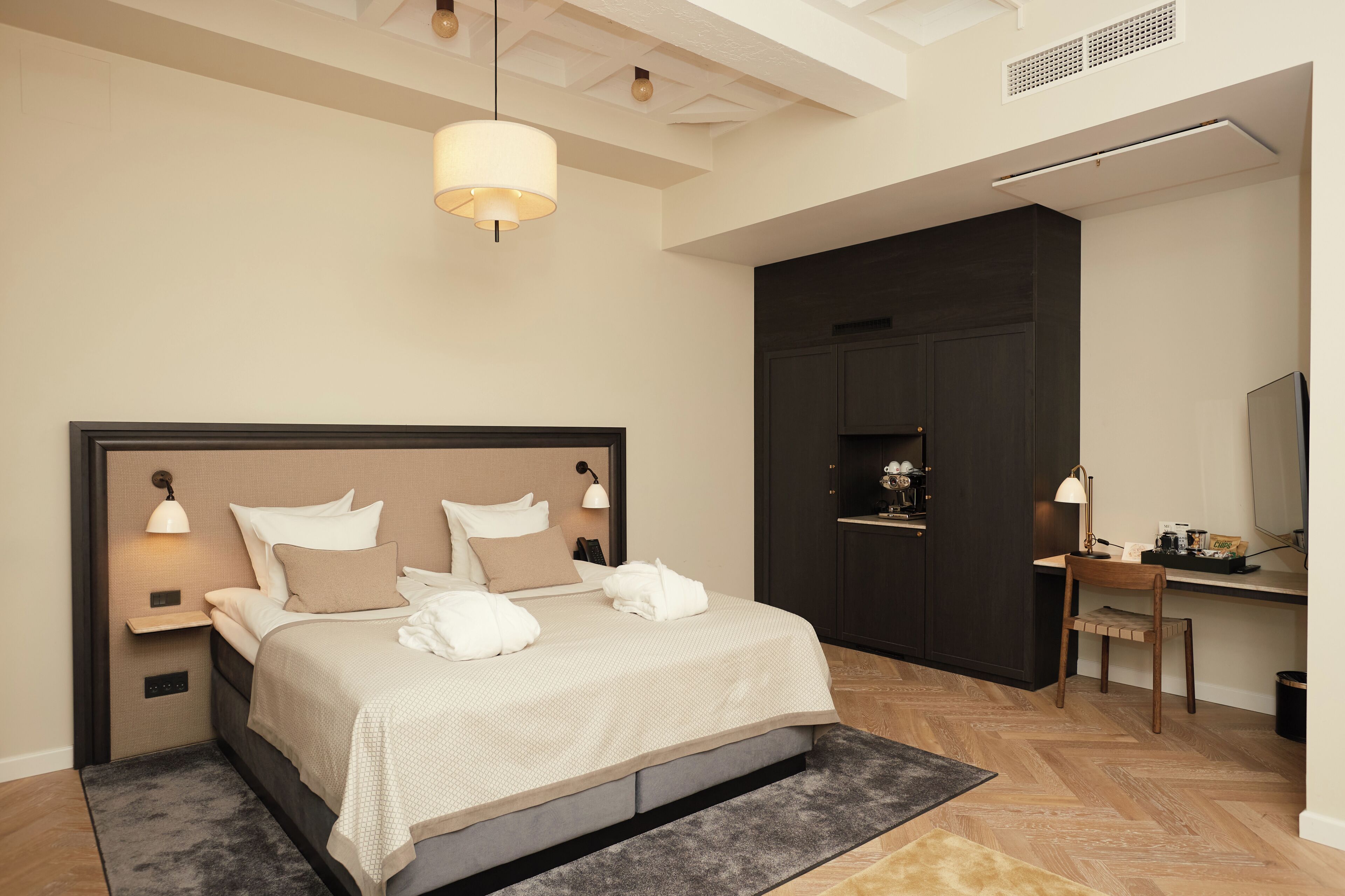 Signature Suite | Roupa hipoalergénica, minibar, cofre no quarto 