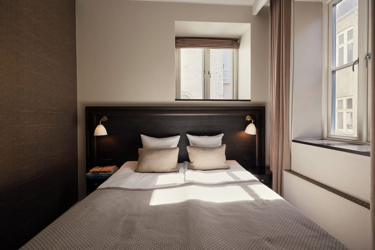 Single Deluxe | Roupas de cama antialérgicas, frigobar, cofres nos quartos