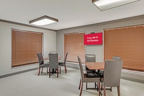 Café da manhã completo grátis todos os dias