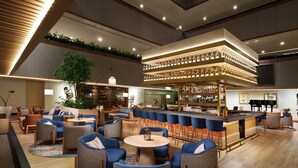 Uma área de bar moderna com pé-alto, detalhes em madeira e diversas opções de assento, incluindo mesas redondas e banquetas.