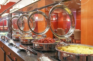 Uma mesa de buffet com diversos alimentos.