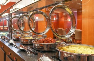 Pequeno-almoço completo diário mediante uma taxa 