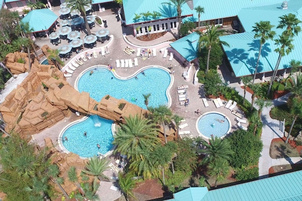 Piscina externa, piscina aquecida, espreguiçadeiras