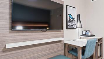 Quarto, 2 camas Queen, acessível, para não fumantes | Roupas de cama premium, escrivaninha, cortinas blackout