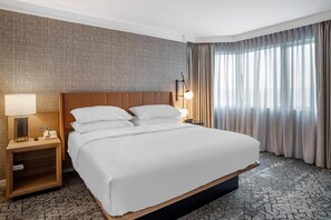 1 quarto, cofre no quarto, com mobília individualizada, secretária 