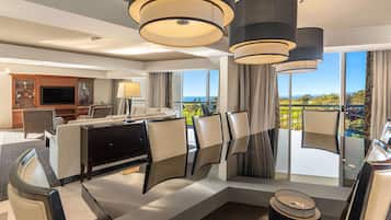 Suíte, 1 cama King (The Champion Suite) | Área de estar | TV de tela plana 55 polegadas com canais a cabo, TV, filmes pagos