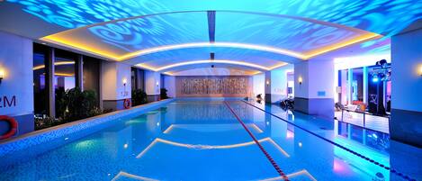 Piscina interna, espreguiçadeiras