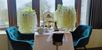 Pequenos-almoços servidos, cozinha francesa, com vista para o jardim 