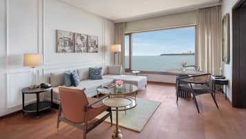 Suíte premier, vista para a baía | Roupas de cama de algodão egípcio, roupas de cama premium, frigobar