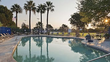 Piscina externa sazonal, funciona das 8h às 20h, guarda-sóis