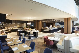 Pequeno-almoço tipo buffet mediante uma taxa aos fins de semana