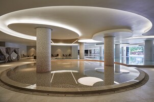 Piscina interior, piscina exterior sazonal, toldos (sobretaxa)
