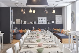Café da manhã com buffet grátis todos os dias