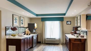 Cozinha moderna com armários de madeira, uma ilha central e uma janela com cortinas.