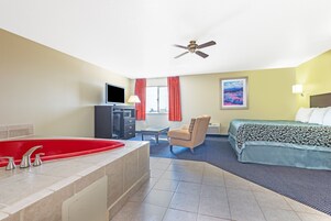 Suíte, 1 cama King, geladeira e micro-ondas | Escrivaninha, cortinas blackout, ferros/tábuas de passar roupa