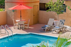Piscina exterior, guarda-sóis, espreguiçadeiras 