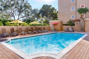 Piscina exterior, guarda-sóis, espreguiçadeiras 