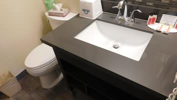 Quarto, 1 cama queen-size, não fumadores | Casa de banho | Artigos de higiene pessoal grátis, toalhas fornecidas