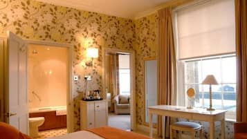 Quarto casal, vista para o mar | Cofres nos quartos, individualmente decorados, escrivaninha