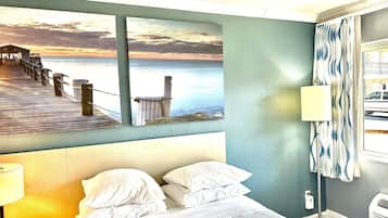 Cofre no quarto, secretária, cortinas/cortinados opacos