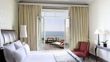 Quarto luxo, 1 cama King, terraço, vista para o mar | Roupas de cama premium, edredons de pluma, camas com colchões pillow-top