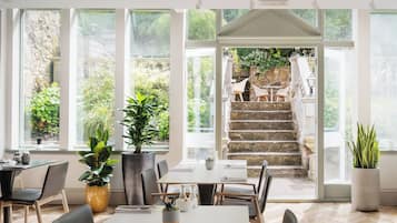 Jantares servidos, cozinha local, com vista para o jardim