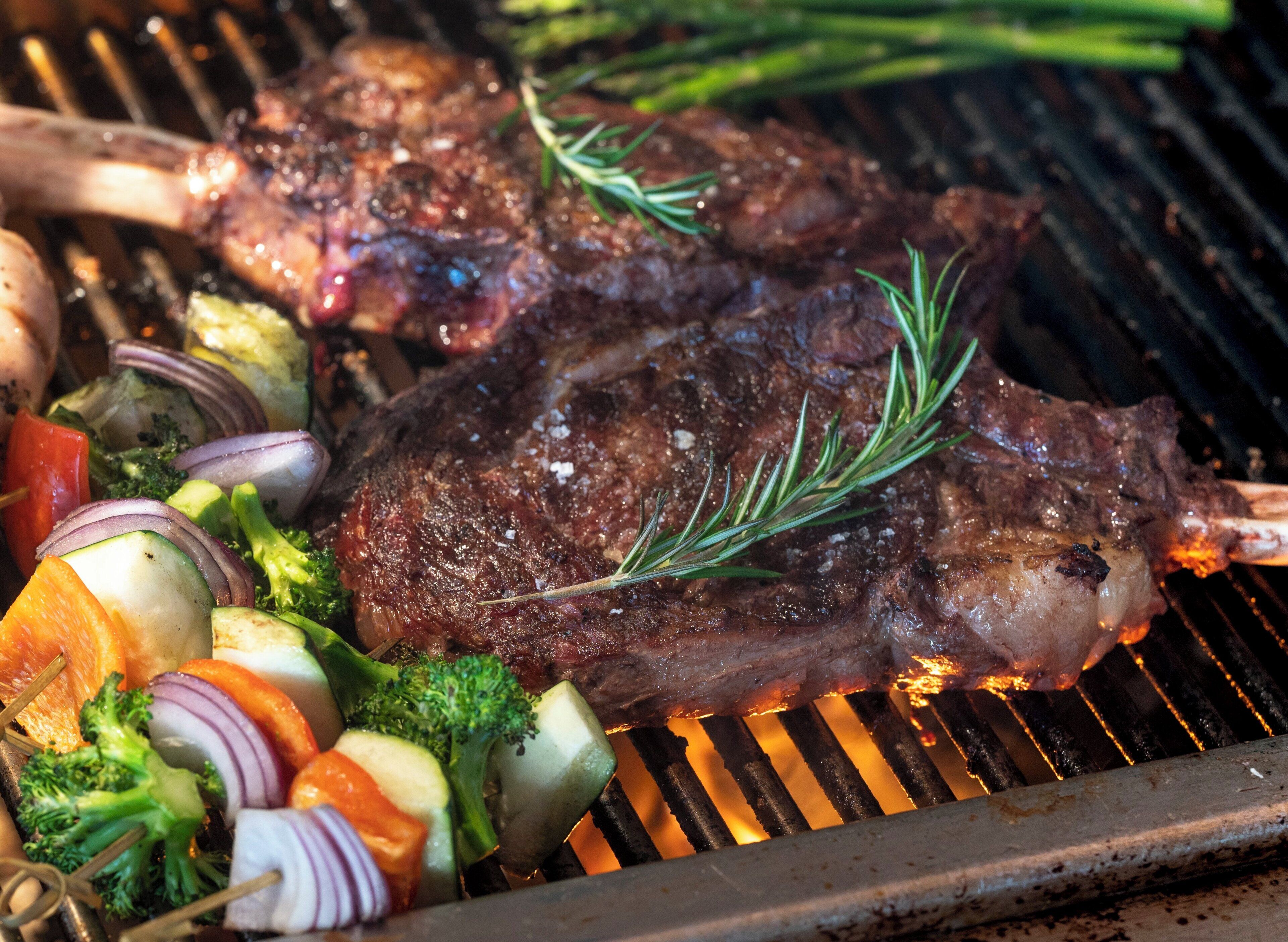 Bife na grelha com legumes.