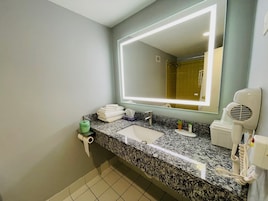 Quarto, 2 camas de casal | Casa de banho | Uma combinação polibã/banheira, artigos de higiene pessoal grátis 